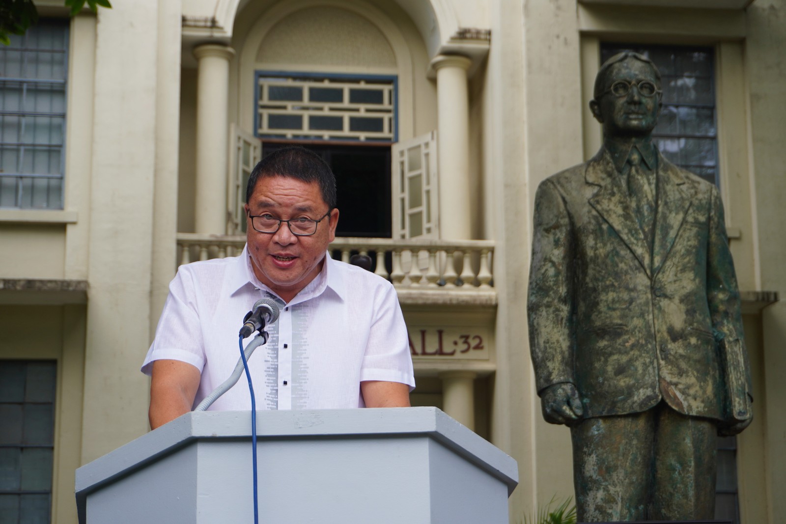 SU honors Hibbards with floral offering | Silliman University