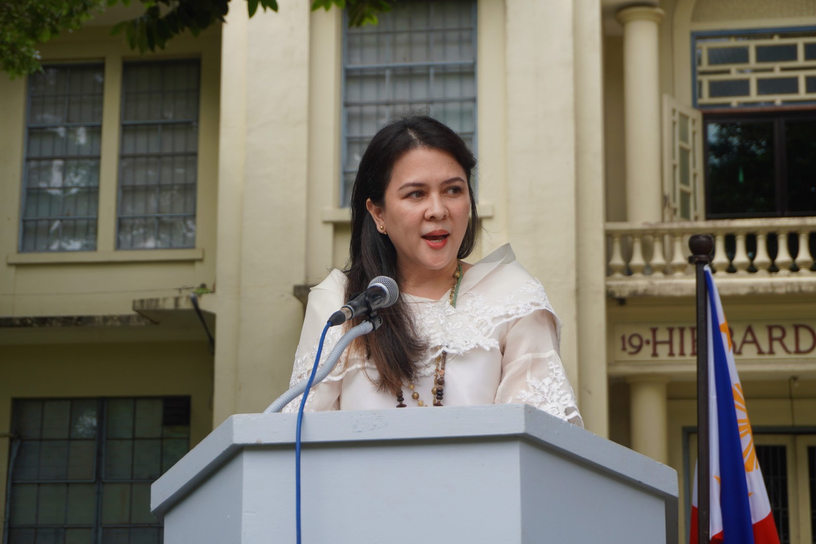 SU honors Hibbards with floral offering | Silliman University