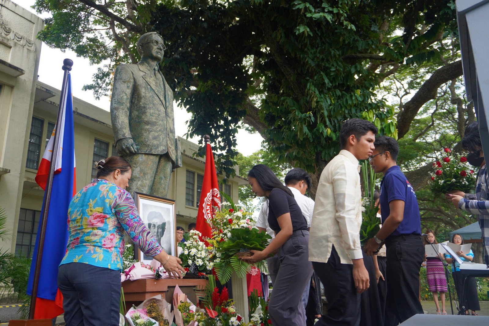 SU honors Hibbards with floral offering | Silliman University